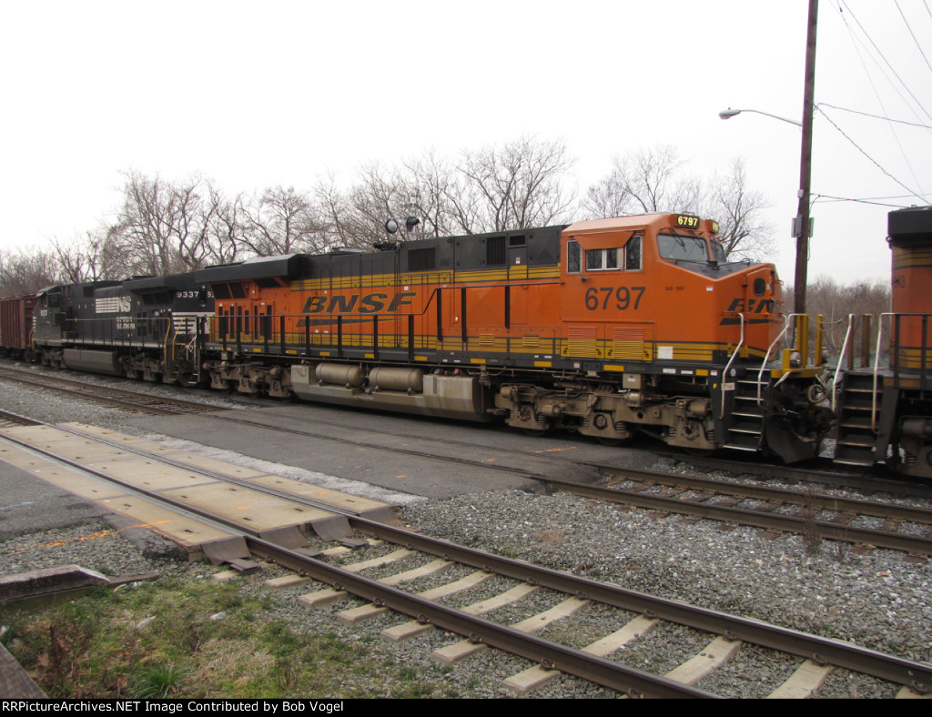 BNSF 6797 and NS 9337